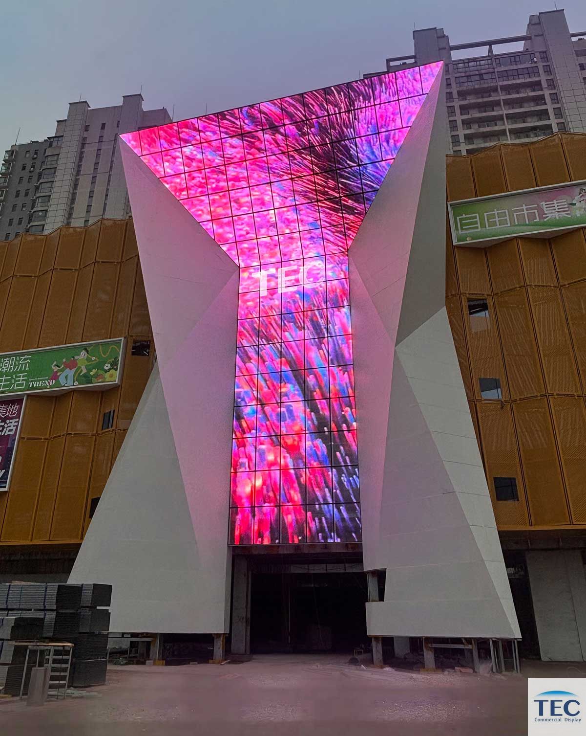 Large-format building glass facade DOOH transparent video wall ...