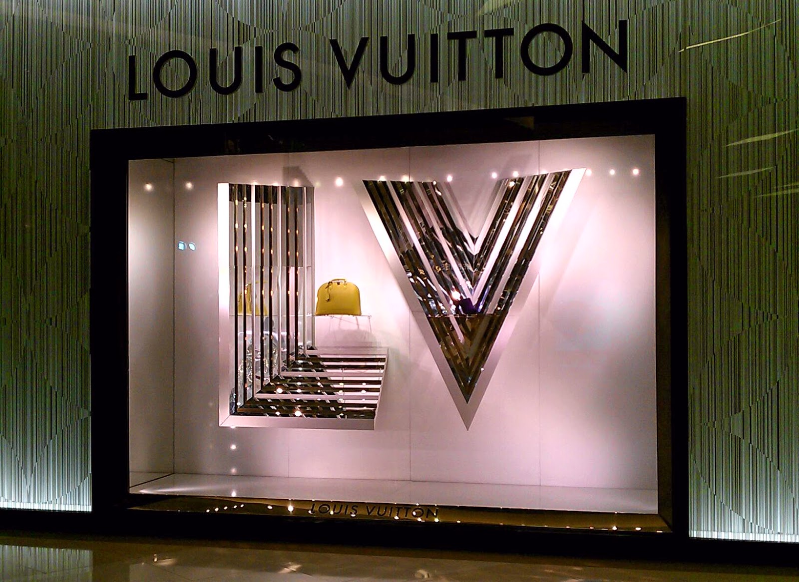 2015 Louis Vuitton (LV) Window Display Design